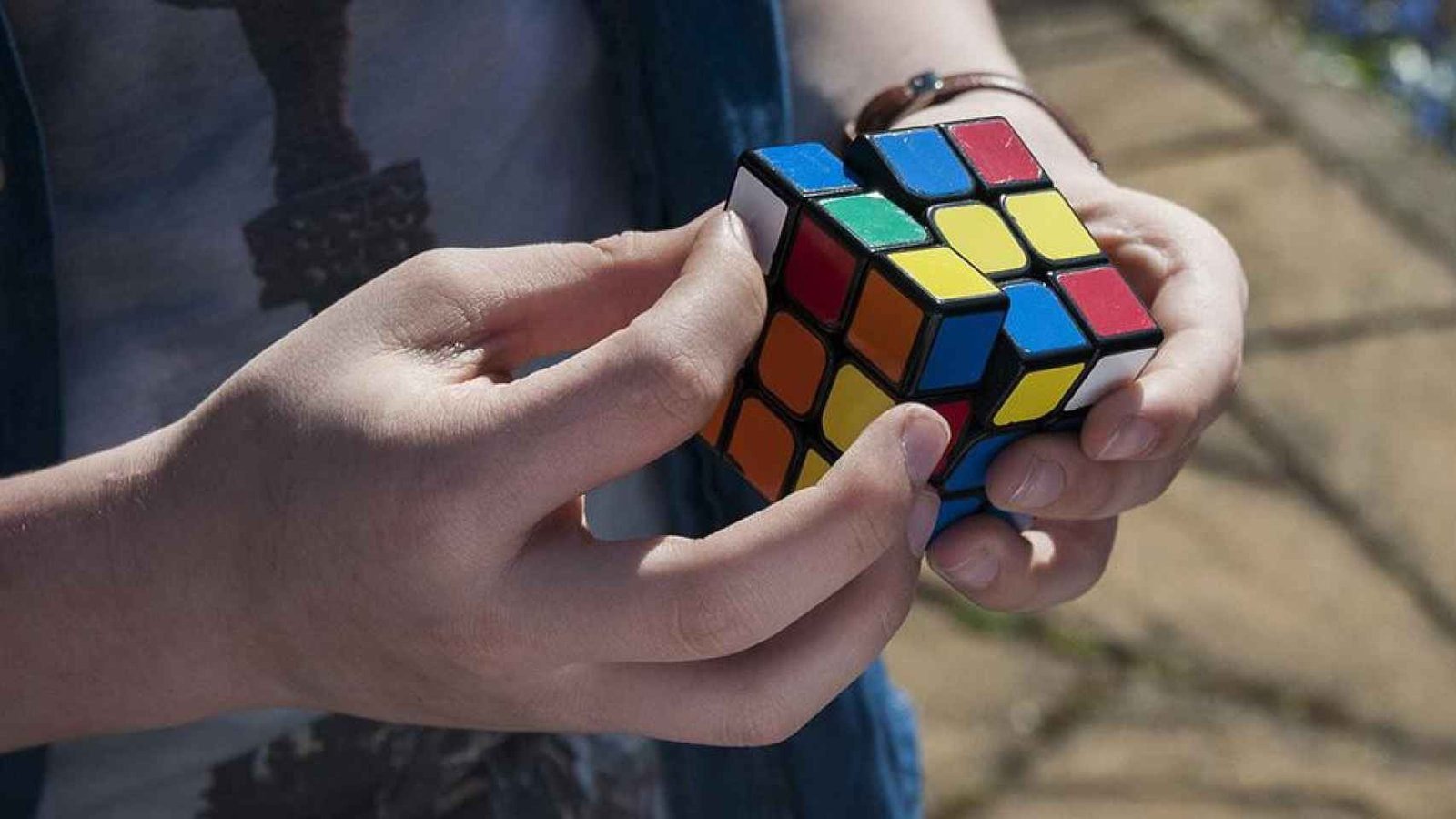 Cómo encontrar el patrón para resolver el cubo de Rubik fácilmente